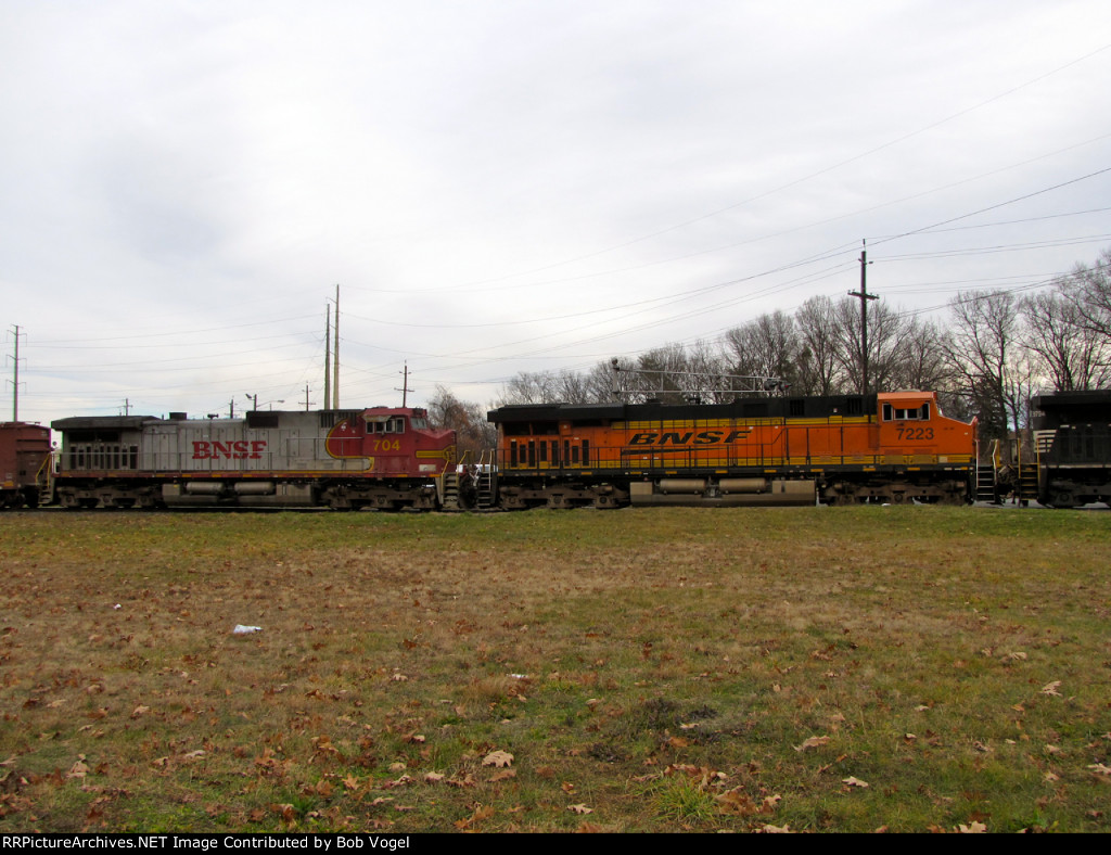 BNSF 7223 and 704